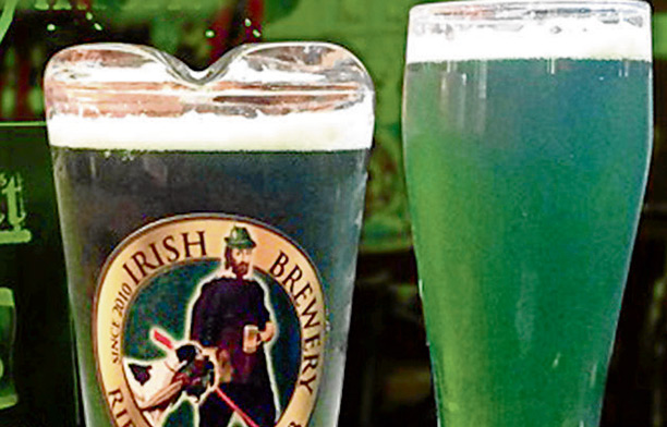 La cerveza se tiñe de verde para el día de San Patricio