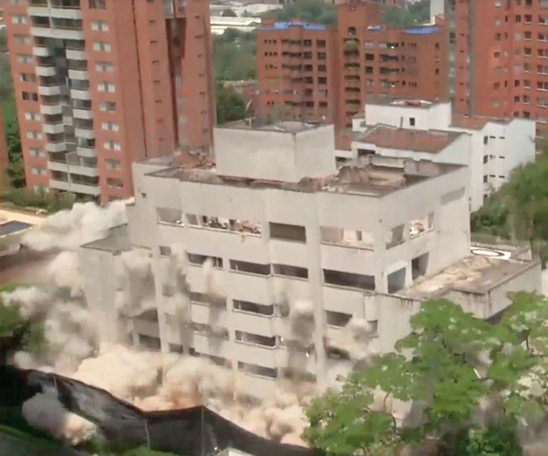 Así fue la implosión controlada y caída del edificio Mónaco en Medellín