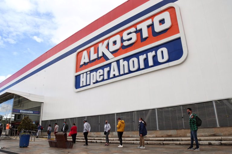 Alkosto ganó registro del lema comercial ‘Vívelo, Cuéntalo” ante la ...
