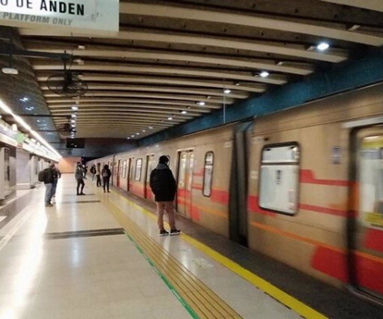 En Chile, el metro transporta 60% menos pasajeros en comparación con ...